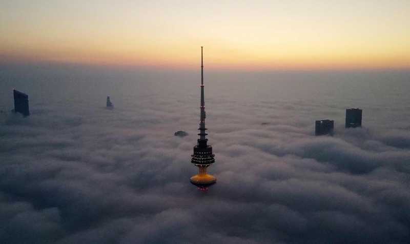 ضباب كثيف غطى سماء الكويت